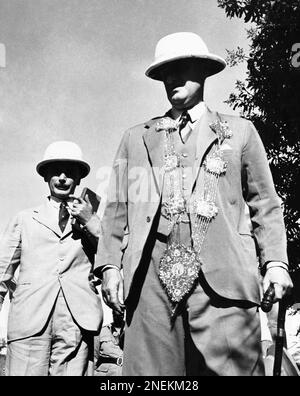 Lord Linlithgow, neuer Vizekönig von Indien, trägt muslimische Schuhe ...