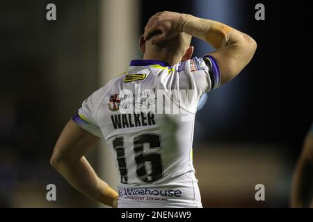 Danny Walker #16 von Warrington Wolves und Joe Bullock #19 von ...