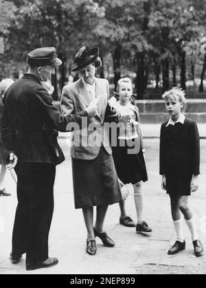Wilhelm Frick mit seiner Frau Margarete Frick und ihre Kinder, 1942 ...