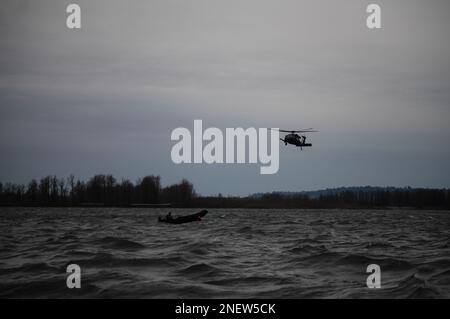 304. Rettungstruppen warten in einem Kampfgummi-Raiding-Craft, während ...