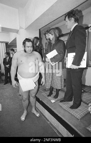 Jesse Kuhaulua, right, a Hawaiian sumo wrestler, pushes his lower ...