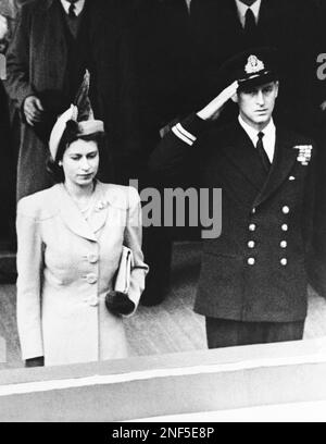 Prinzessin Elizabeth und Lt Philip Mountbatten mit Brautjungfern und Bestman im Thron Raum des ...