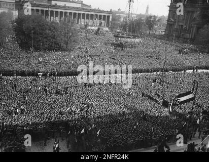 Thousands of people crowd the "Lustgarten" (Garden of Pleasure) in ...
