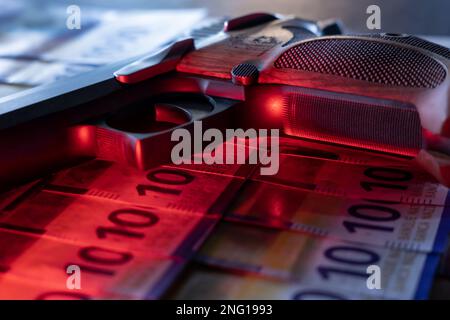 Elegante halbautomatische 9mm-Pistole mit Schweizer Helvetia-Symbol auf ...