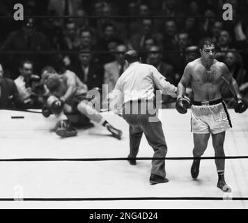 Joe Louis suffers a knockout at the hands of Rocky Marciano in 8th ...