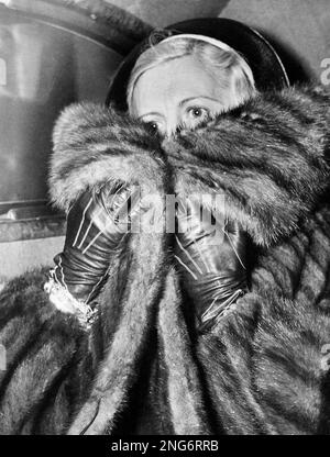 Mae Capone, Ehefrau von Gangster Al Capone, verbirgt ihr Gesicht von ...