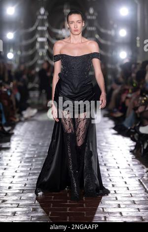 Models auf dem Laufsteg während Annie's Ibiza Show, in St Paul's ...