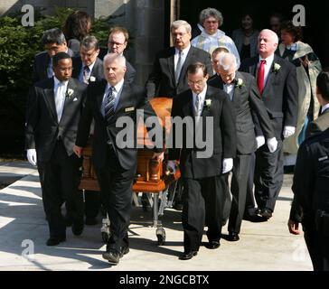 Pallbearers carry the casket containing the body of Elizabeth Edwards ...