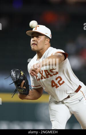 17. Februar 2023: Texas Pitcher Lebarron Johnson Jr. #57 arbeitet vom Hügel aus. Arkansas ...