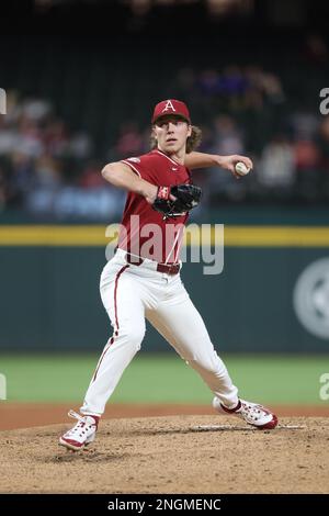 17. Februar 2023: Razorback Pitcher Cody Adcock #49 liefert einen Pitch ...