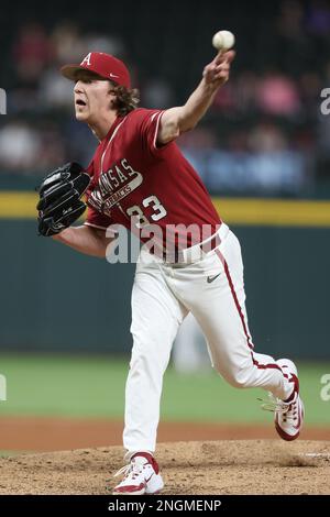 17. Februar 2023: Razorback Pitcher Cody Adcock #49 liefert einen Pitch ...