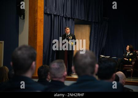 NEWPORT, R.I. (2. Dezember 2022) Captain Charles Varsogea ...