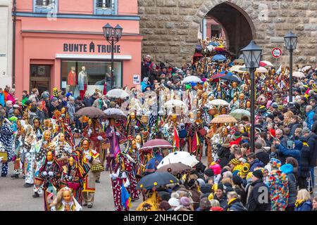 Historische Narren Springen in Rottweil, am Höhepunkt des schwäbisch ...