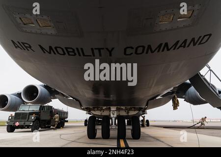Brennstoffbetreiber, die der 6. Logistics Readiness Squadron-Übung ...