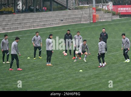 Der Chengdu Rongcheng Football Club führt das Training zur Vorbereitung ...