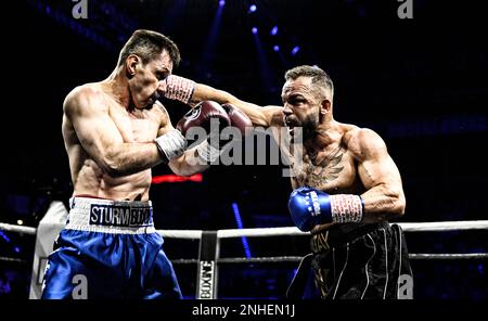 Boxen, Felix Sturm GER (blaue Hose) vs Suekrue Altay TUR (schwarze Hose ...