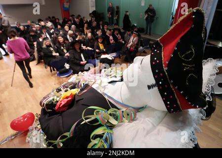 Düsseldorf, Deutschland. 22. Februar 2023. Die Düsseldorfer Karnevalsfigur Hoppeditz ist an ...