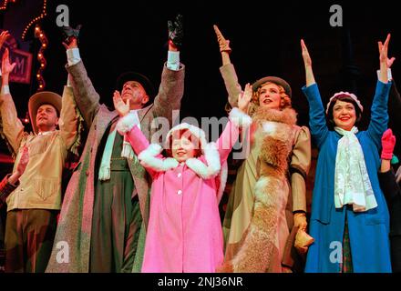 l-r: Kevin Colson (Oliver „Daddy“ Warbucks), Charlene Barton (Annie ...