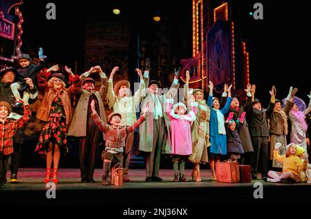 l-r: Kevin Colson (Oliver „Daddy“ Warbucks), Charlene Barton (Annie ...