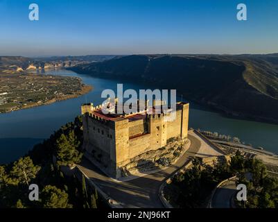 Luftaufnahme des Schlosses Mequinenza am Zusammenfluss von Segre und ...