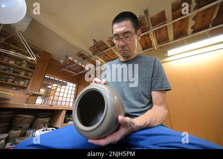 Doburo yakimonoshi (brazier maker and potter) Zengoro Eiraku makes a ...