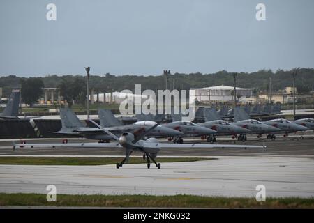 USA Air Force 119. Wing Flugzeugwarter führen Triebwerksläufe auf einem ...
