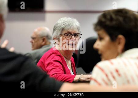 Vivian Reeves attends the second-degree murder trial of her husband ...