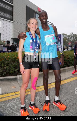 Natasha Cockram (GBR), links, und John Korir (KEN) posieren nach dem ...