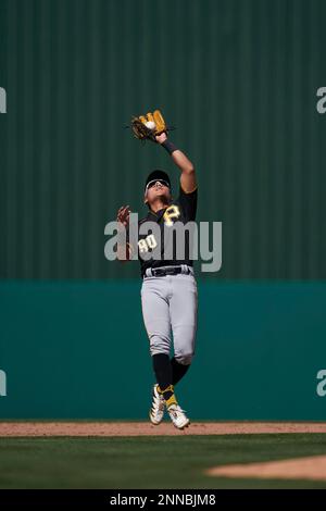 Pittsburgh Pirates shortstop Ji-Hwan Bae (90) throws to first base ...