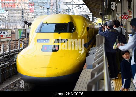 JR (Japan Railway) Tokai's special test train "Doctor Yellow" inspects ...