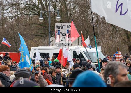 BERLIN - 25. FEBRUAR 2023: Eine große Demonstration am Brandenburger ...