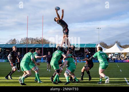 Andy Christie von Saracens mit dem Ball beim Investec Champions Cup ...