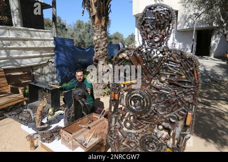 Der palästinensische Künstler Assaf Al-Kherty verwandelt recycelten ...