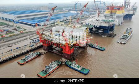 Tugboats move a semi-submersible platform of accommodations built by a ...