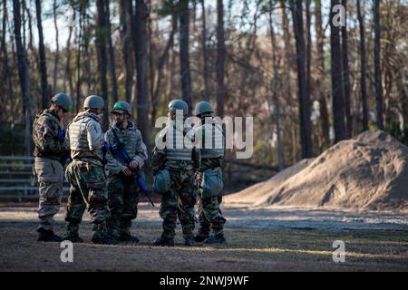 Flugzeuge, die der 628. Einheit für Bauingenieure (CES) zugeteilt ...