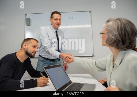 Der Vorgesetzte hält eine Präsentation vor den unterstellten ...