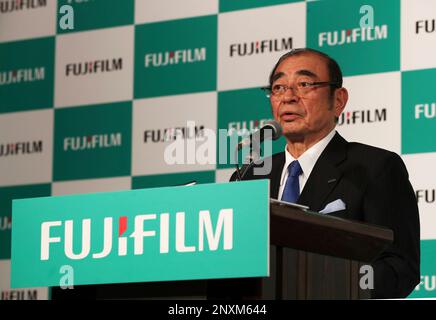 Japan's Fujifilm Holdings Corporation's Chairman Shigetaka Komori(L ...