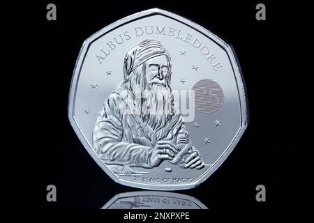 Die erste 50p-Euro-Münze von König Karl III. Im Jahr 2023 mit Professor ...