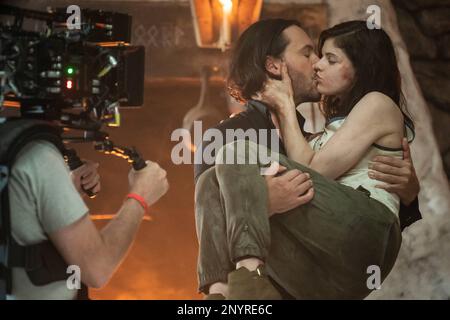 BTS, Alexandra Daddario als Dr. Rowan Fielding - Mayfair Hexen Staffel ...