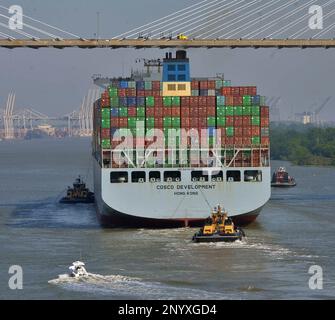 Das COSCO Development Containerschiff, das größte Schiff, das an der ...