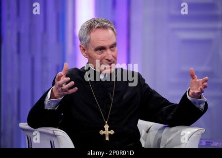 Der deutsche Priester Georg Ganswein während der Fernsehübertragung von ...