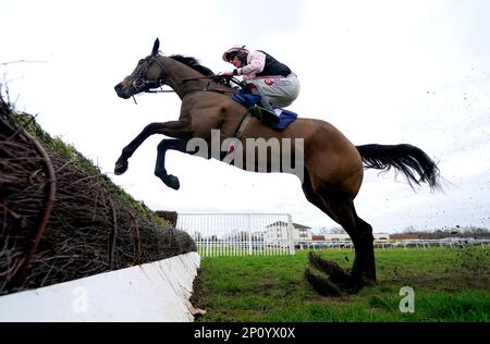 Twoshotsoftequila geritten von Jockey Nathan Moscrop auf dem Weg, die ...