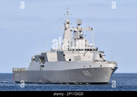 Die Meko 200 Fregatte AL-QAHHAR der ägyptischen Marine, die den Kiel-Kanal passiert, nachdem sie ...