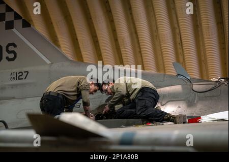 Flieger mit der 36Th Rescue Squadron eine simulierte Suche und Rettung ...