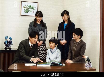 Japan's Princess Mako, right, talks with her parents Crown Prince ...