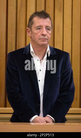 Der ehemalige AC/DC-Schlagzeuger Phil Rudd (links) und sein Anwalt ...