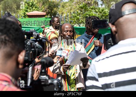 RAS Kimathi Thuo, Vorsitzender der Nakuru Empress Menen Cultural Group ...