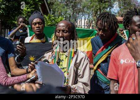 RAS Kimathi Thuo, Vorsitzender der Nakuru Empress Menen Cultural Group ...