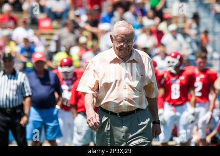 June 14, 2014: Former Ohio State head coach Earle Bruce (left) shakes ...