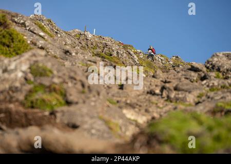 Ein Wanderer kann den Pico-Berg auf den Azoren erkunden. Die Insel Pico ...